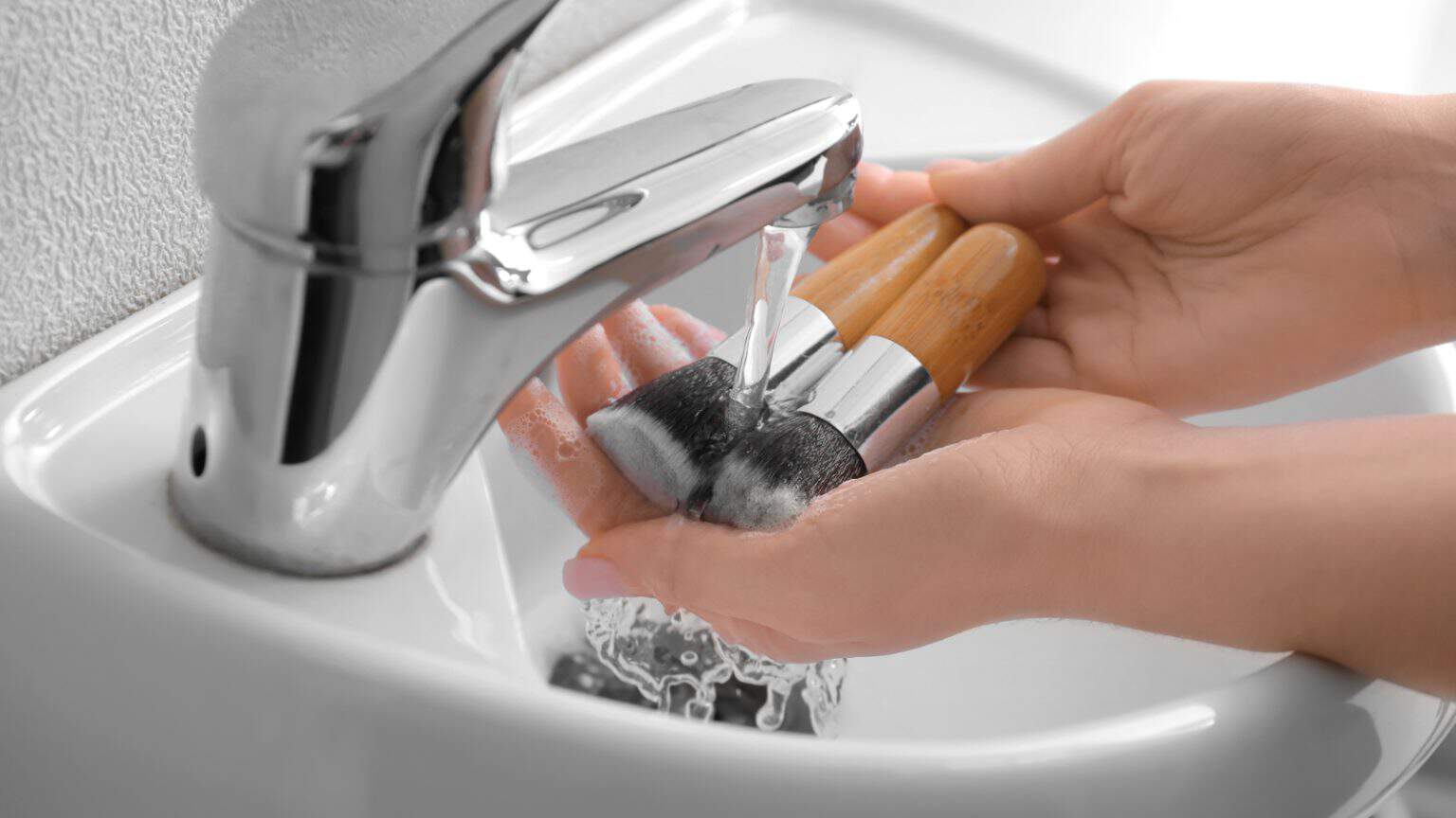 You’ve Been Washing Your Makeup Brushes The Wrong Way (Here’s How To Do ...